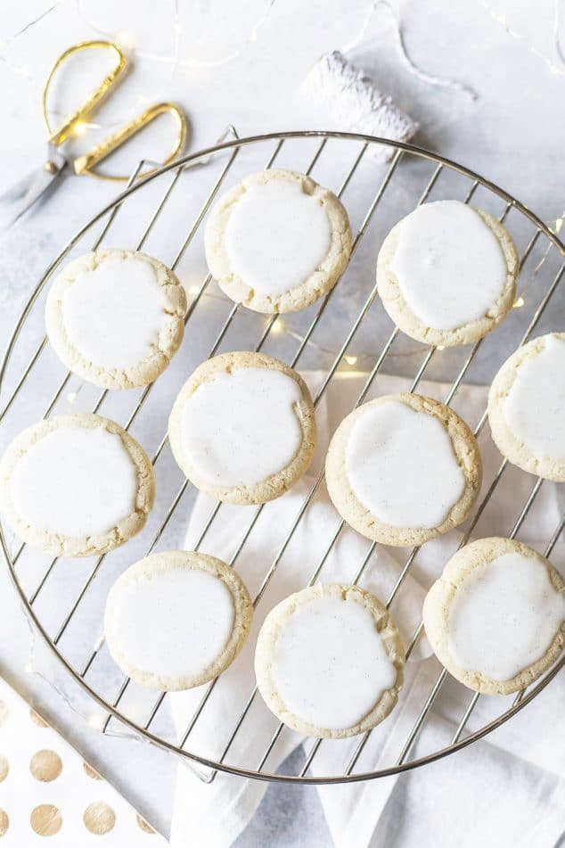 Iced Vanilla Bean Sugar Cookies | Pizzazzerie